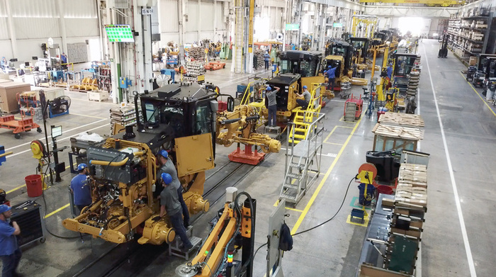 Caterpillar celebra 300 mil máquinas produzidas no Brasil :: radioonibus